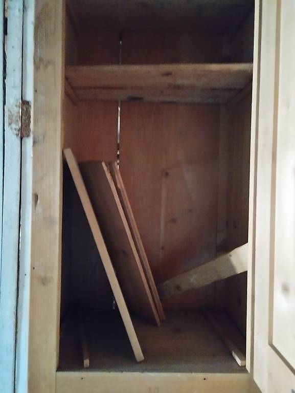 Holzschrank, Spind, antik im Kanton Bern - anibis.ch