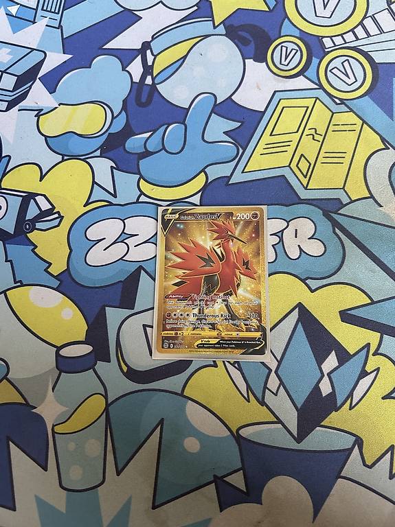 Carte Pokémon galarian Zapdos V gold Canton Vaud - anibis.ch